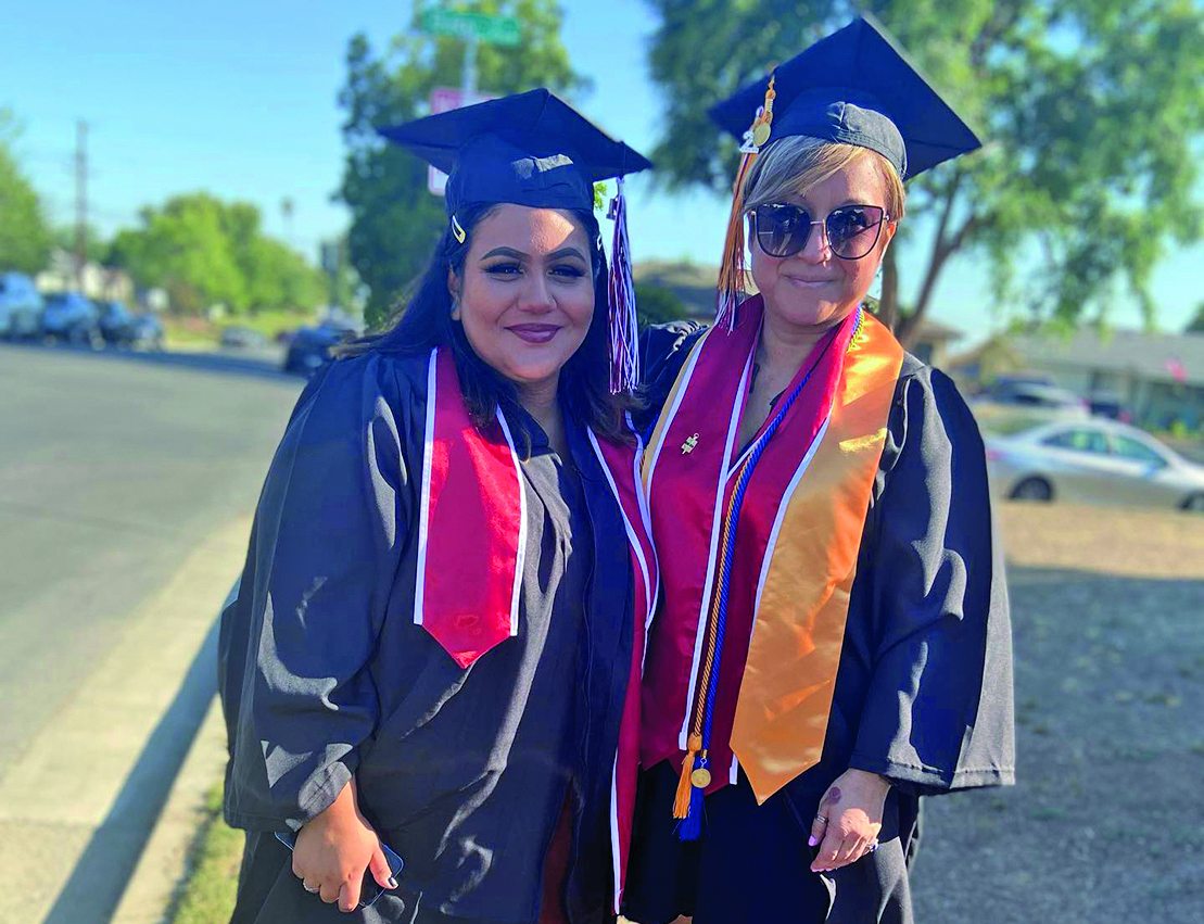 Padres e hija se graduan como parte de gran ceremonia en BC